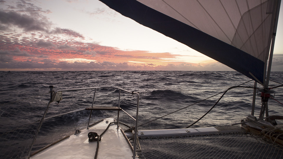Video: Sailing on the Pacific | The Family Without Borders